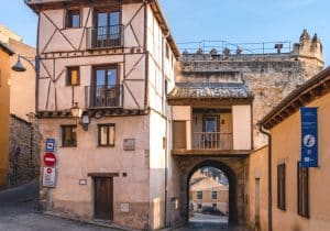 Segovia Scavenger Hunt and Sights Self-Guided Tour
